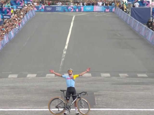 Olympia 2024 Remco Evenepoel fährt am Eiffelturm mit 15 km Solo zum