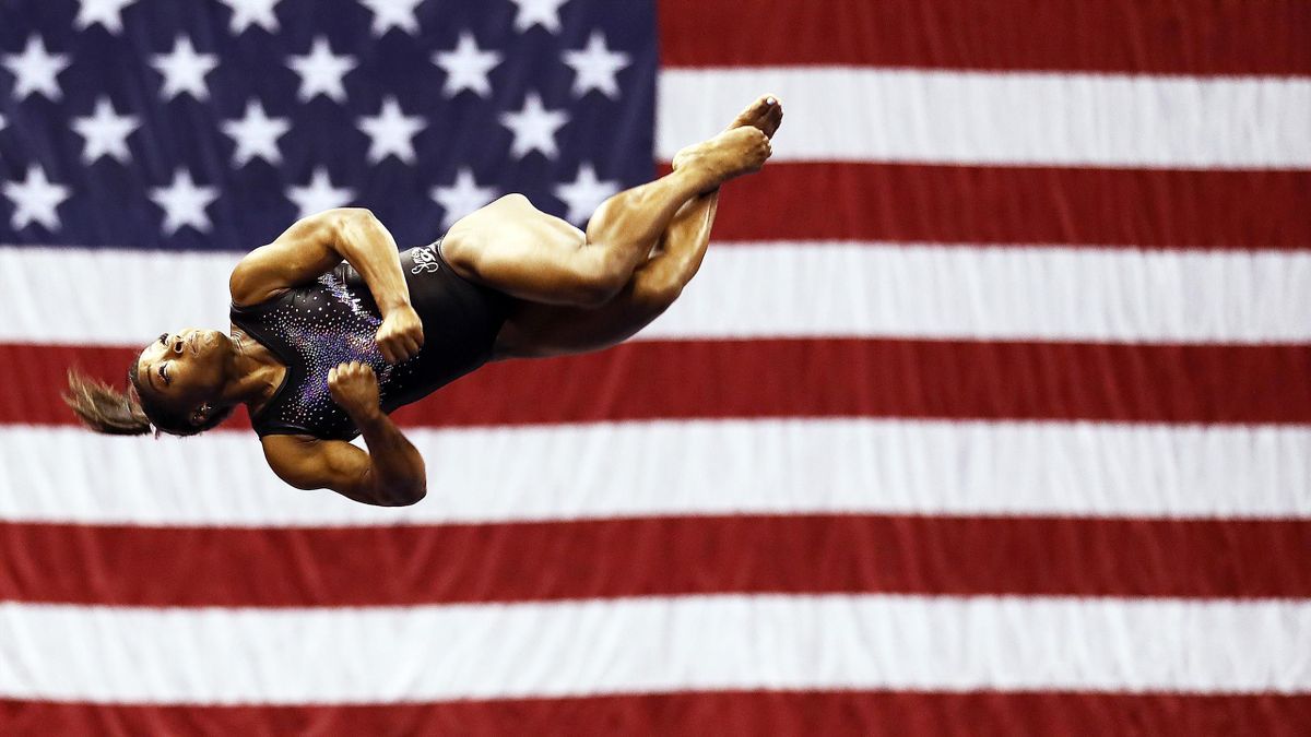 Simone Biles zieht sich Trainingshose im Handstand aus - Kunstturnen ...