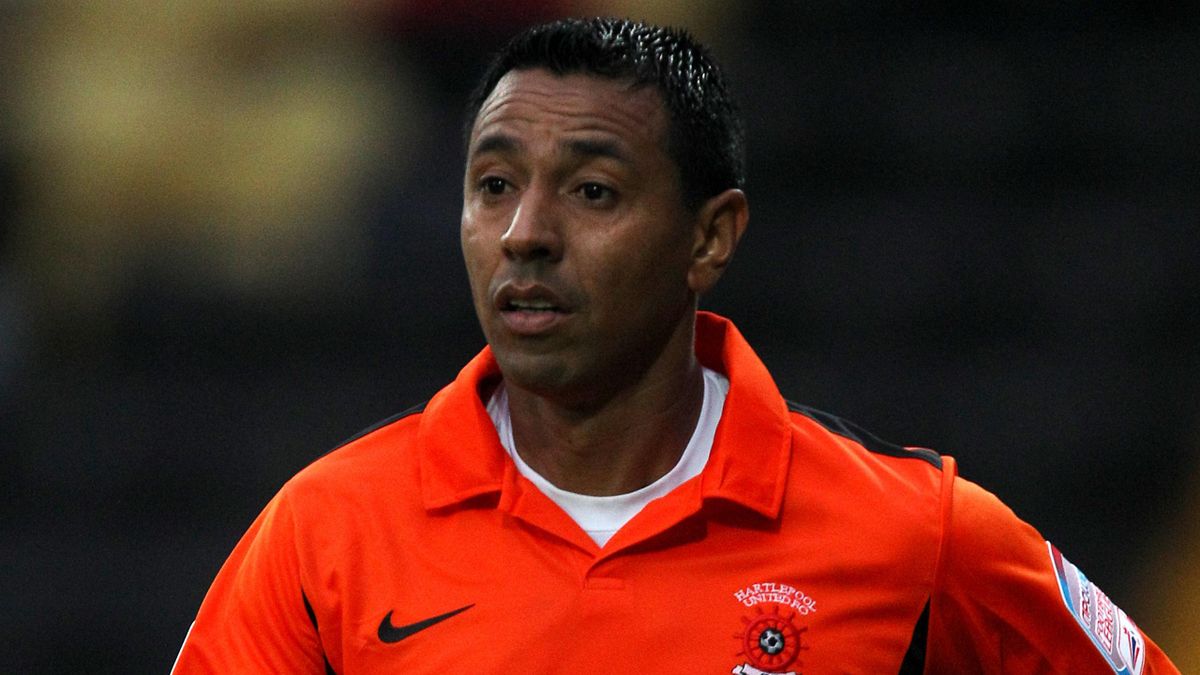 Solano misses Charlton - Eurosport