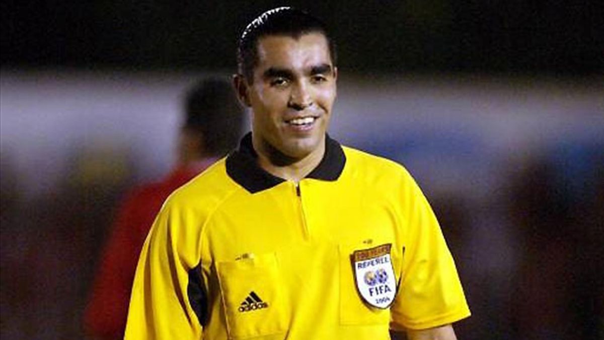 El árbitro del 1-7 a Brasil y el mordisco de Luis Suárez entrenará en ...