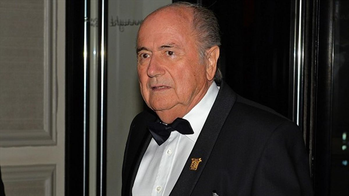 Blatter wants an end to flares in stadiums - Eurosport