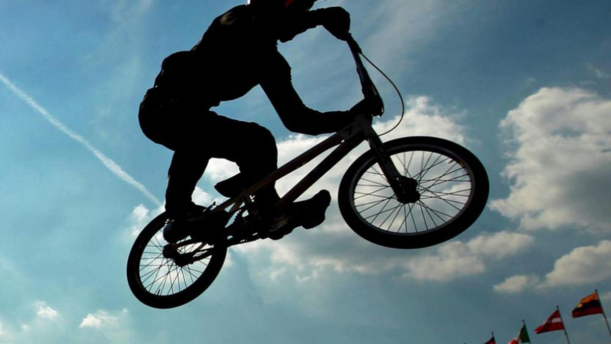 Weltrekord: BMX-Profis Guimez und Tessemaker fliegen 21 Meter weit ...