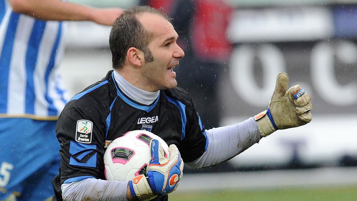 Torna in campo a quasi 44 anni per la sua Torres: la storia di Tore ...