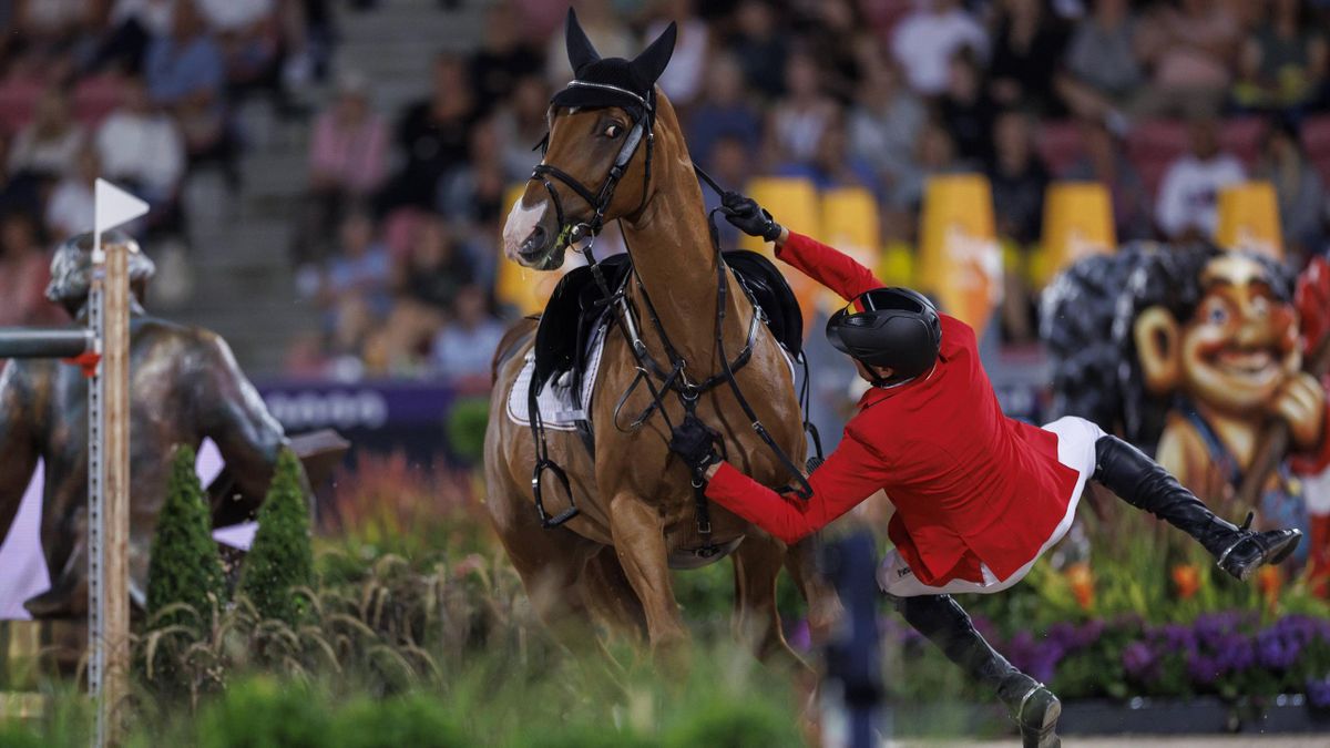 Jockey Christophe Soumillon stößt seinen Konkurrenten Rossa Ryan vom ...