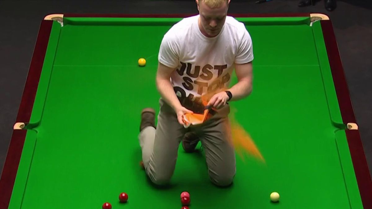 Snooker-WM 2023: "Just Stop Oil"-Aktivisten sorgen für Unterbrechung im ...