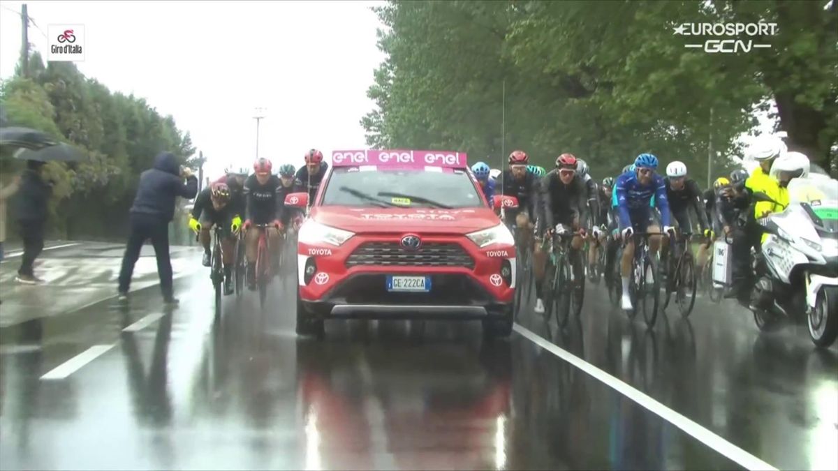 Tour de France | Toeschouwer komt in aanraking met peloton - staat op ...