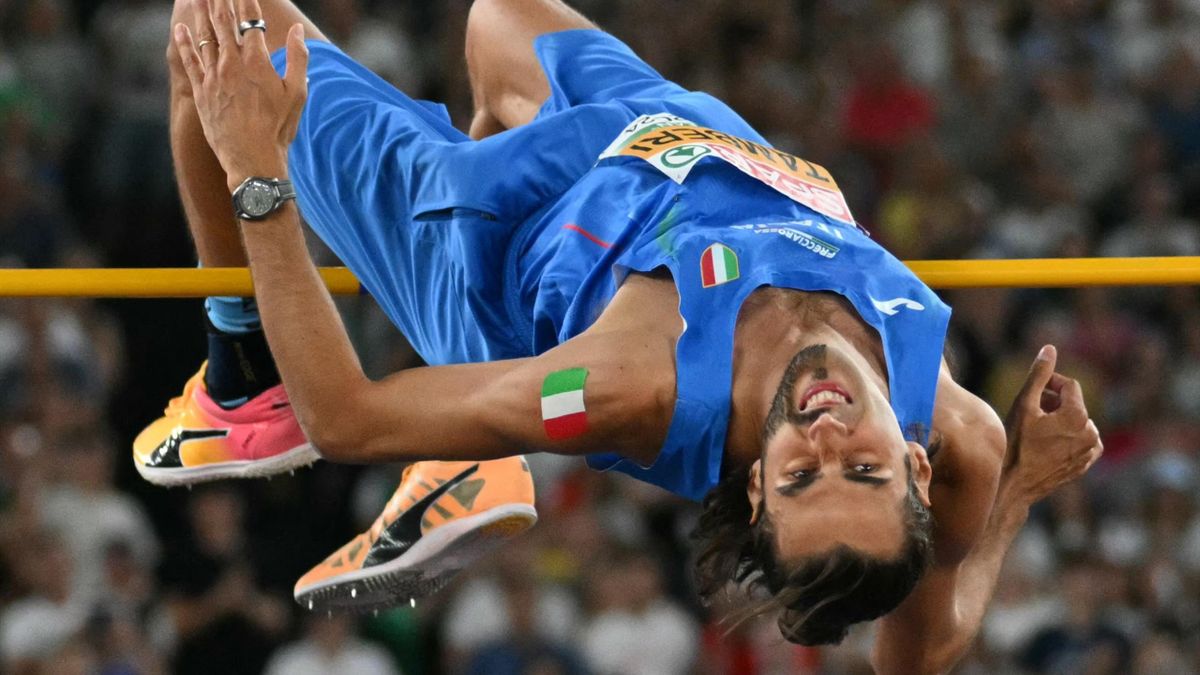 Tamberi show a Roma dopo l'oro! Mima un infortunio alla caviglia poi ...