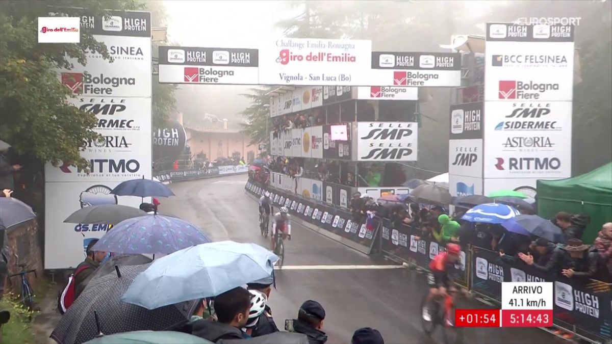 Pogacar vince il Giro dell'Emilia in maglia di campione del mondo ...