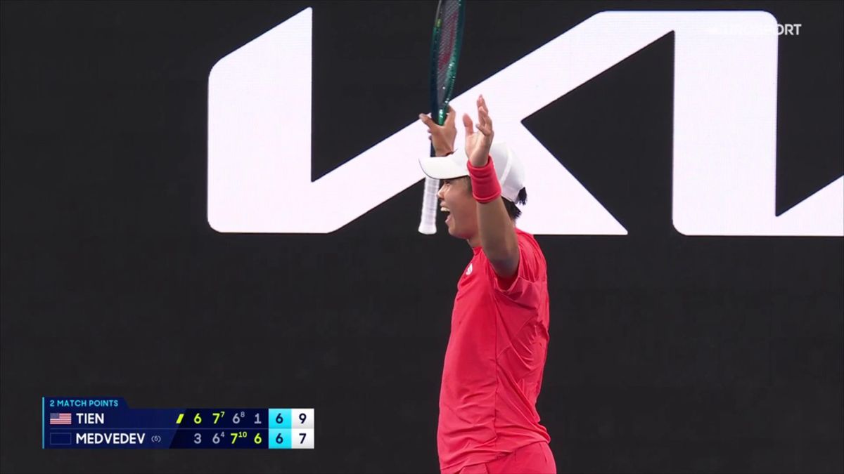 Daniil Medvedev koelt woede opnieuw op camera - ook dubbele fout na ...