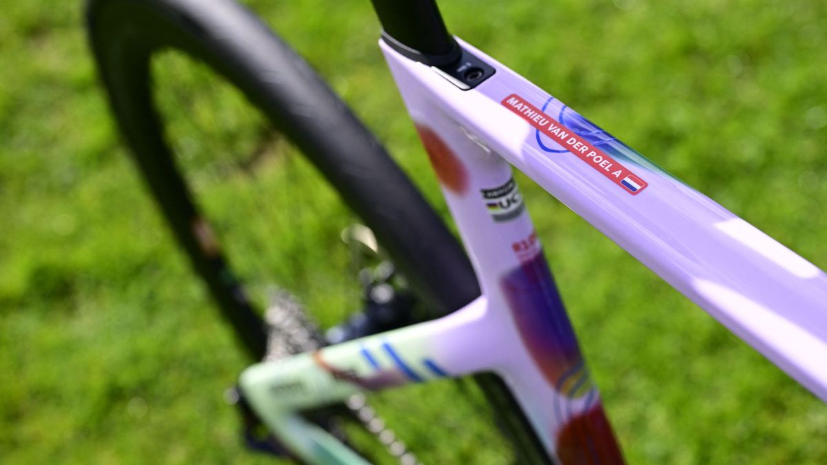 Mathieu van der Poel rijdt met nieuwe fiets in Tirreno-Adriatico ...