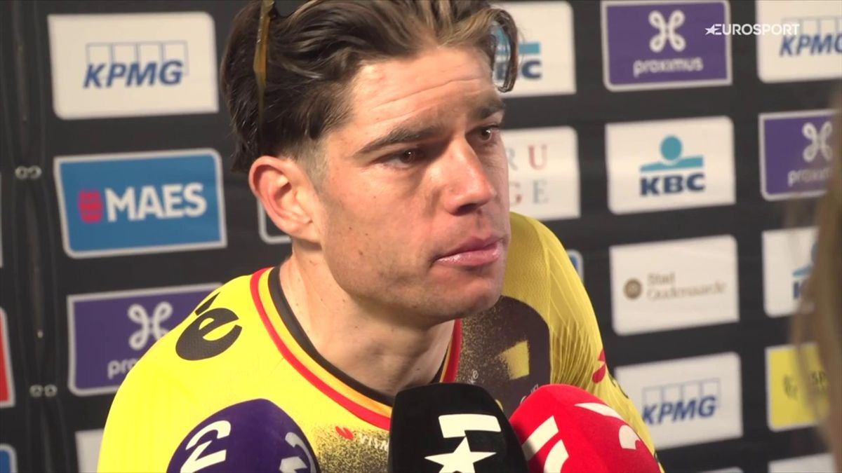 Wout van Aert komt tijdens kasseienverkenning in Bos van Wallersbijna ...