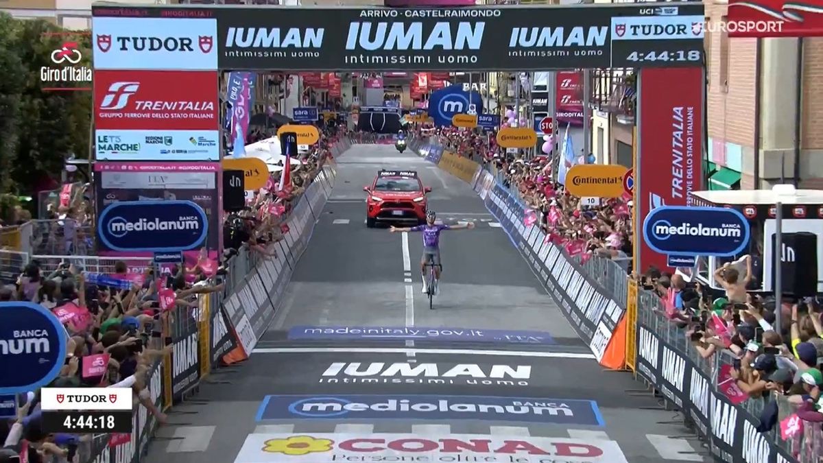 Luke Plapp (Team Jayco AlUla) remporte la 8e étape, Primoz Roglic (Red ...