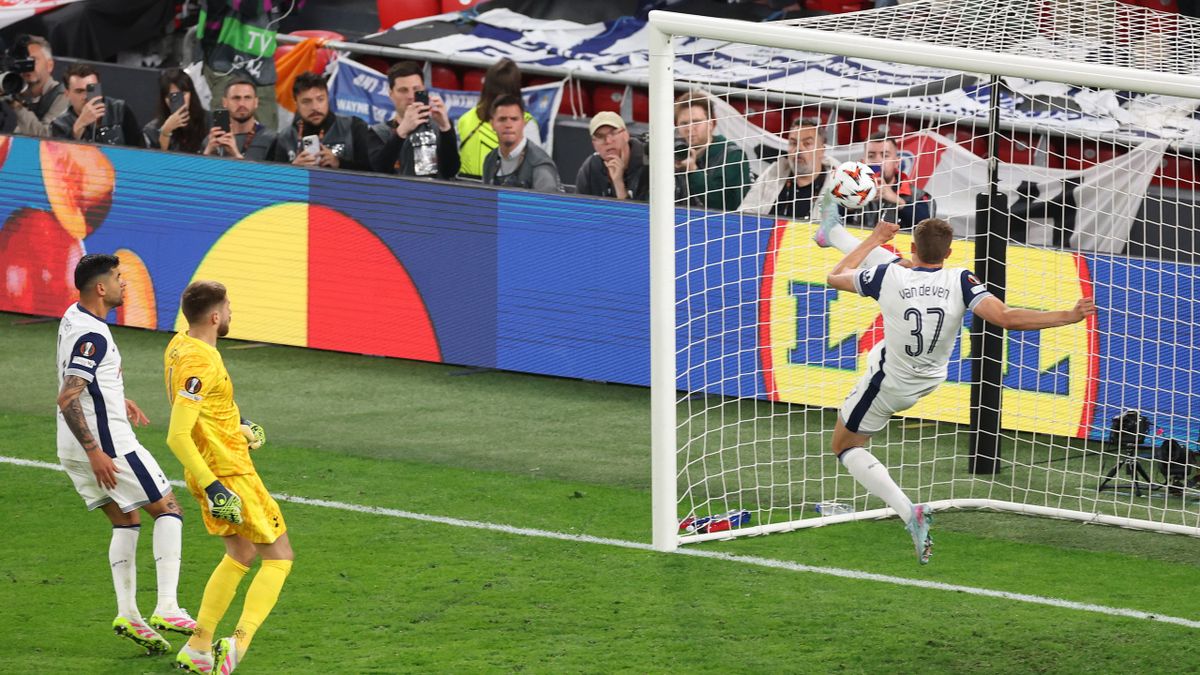 Micky Van De Ven o spektakularnej obronie w finale Ligi Europy Tottenham - Manchester United ...