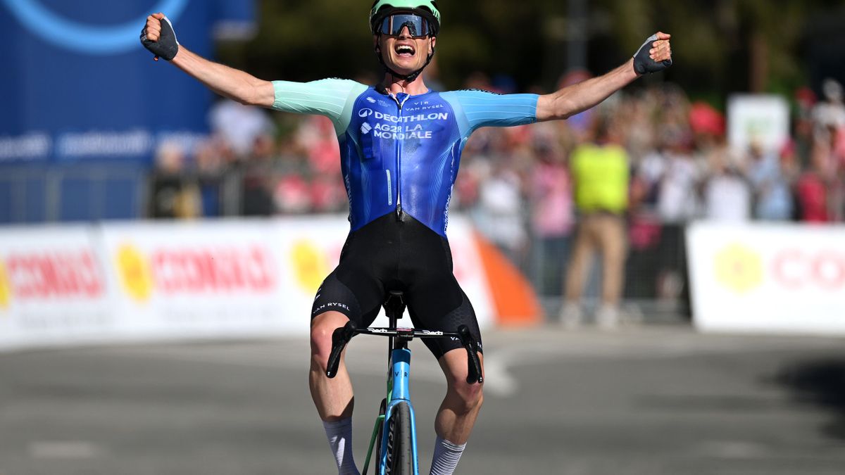 Isaac Del Toro wehrt Attacken von Richard Carapaz beim Giro d'Italia ab ...