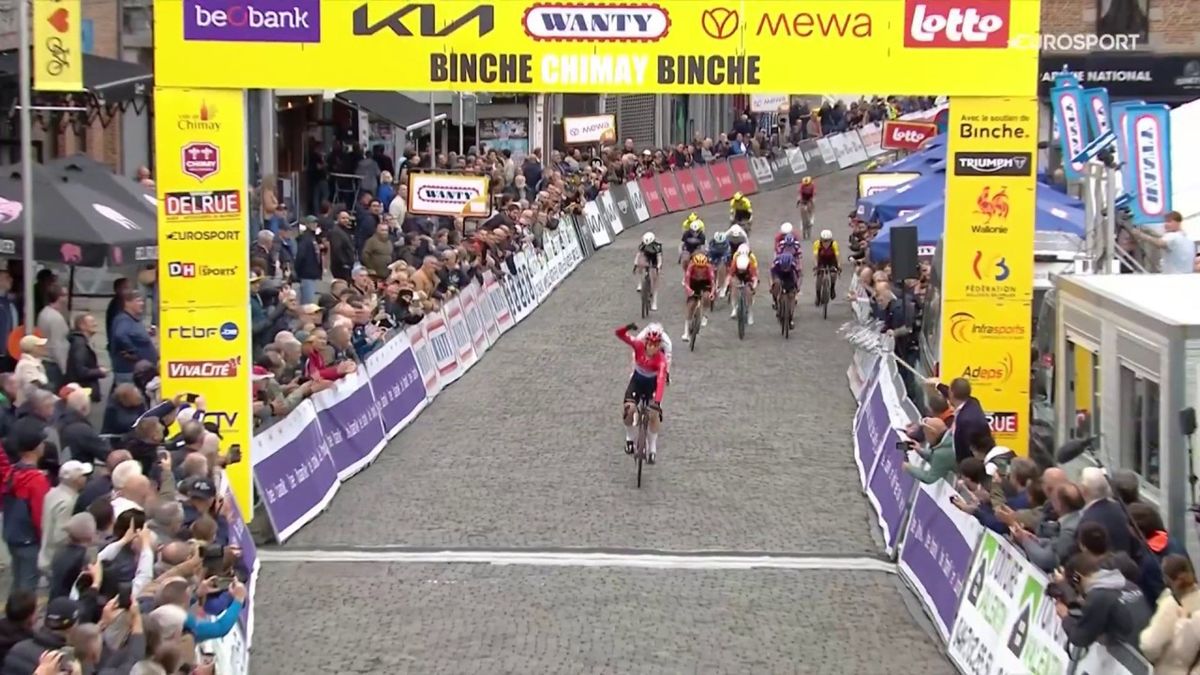 Lorena Wiebes toont haar spierballen in de UAE Tour - Grijpt gelijk de ...