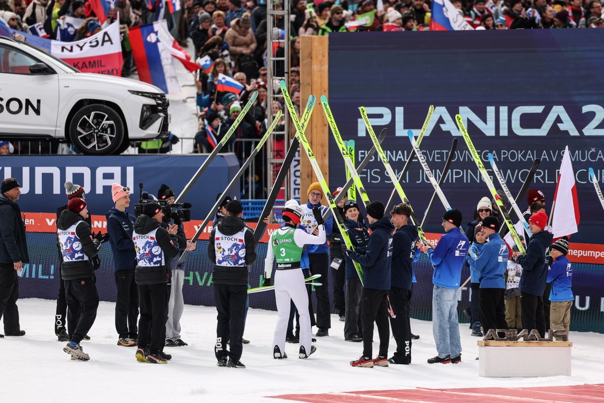 Kamil Stoch zakończył karierę. Zobacz dwa ostatnie skoki żywej legendy ...