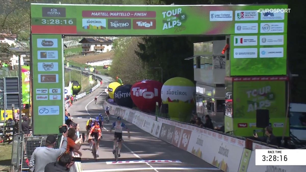 Tom Pidcock slaat na moeizame periode terug in Tour of the Alps - Van ...