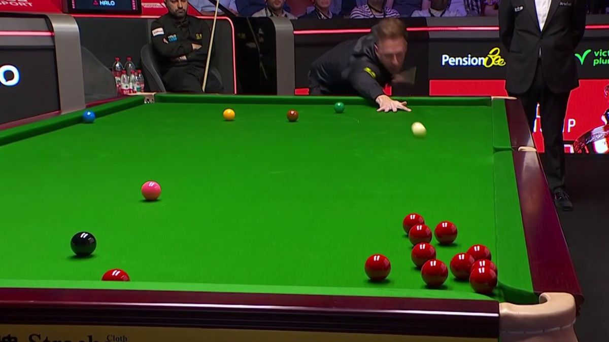 Mark Selby gebruikt alle banden denkbaar en krijgt de rode bal in het ...