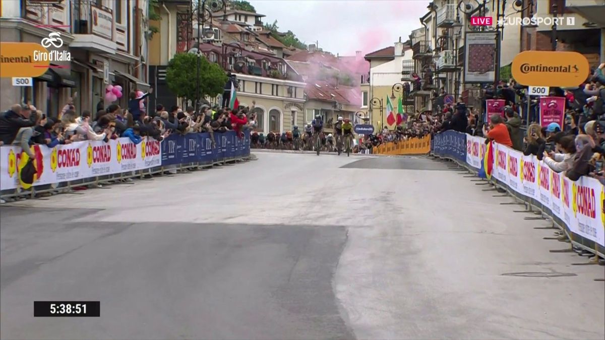 Thymen Arensman rukt op naar vierde plaats in klassement Giro d’Italia ...