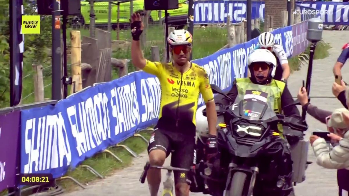 Van Aert wint Marly Grav na indrukwekkende versnelling - Wiebes maakt ...