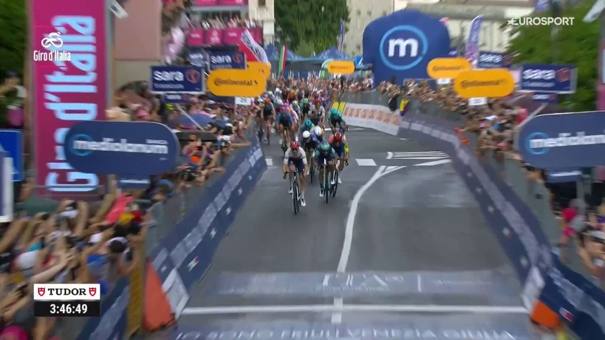 Drievoudig etappewinnaar Jhonatan Narváez geeft op - Paul Magnier bijna ...