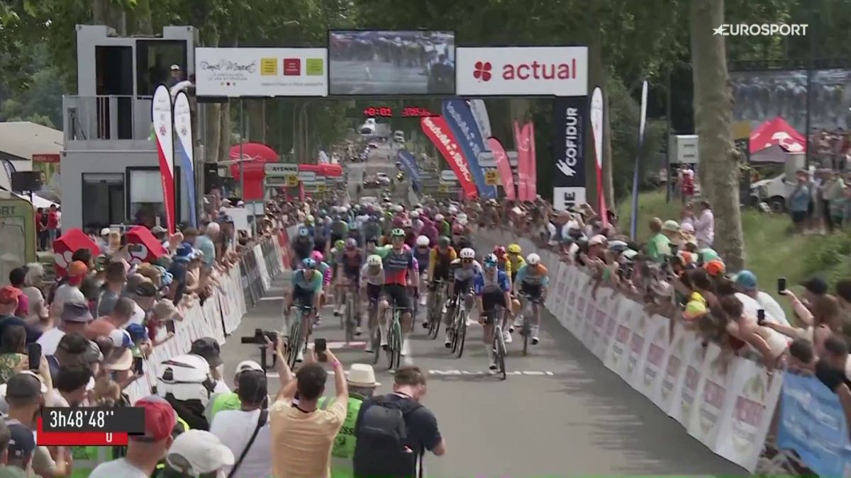 Tim Merlier scoort hattrick op de Wandelaar - wint sprint in Knokke ...