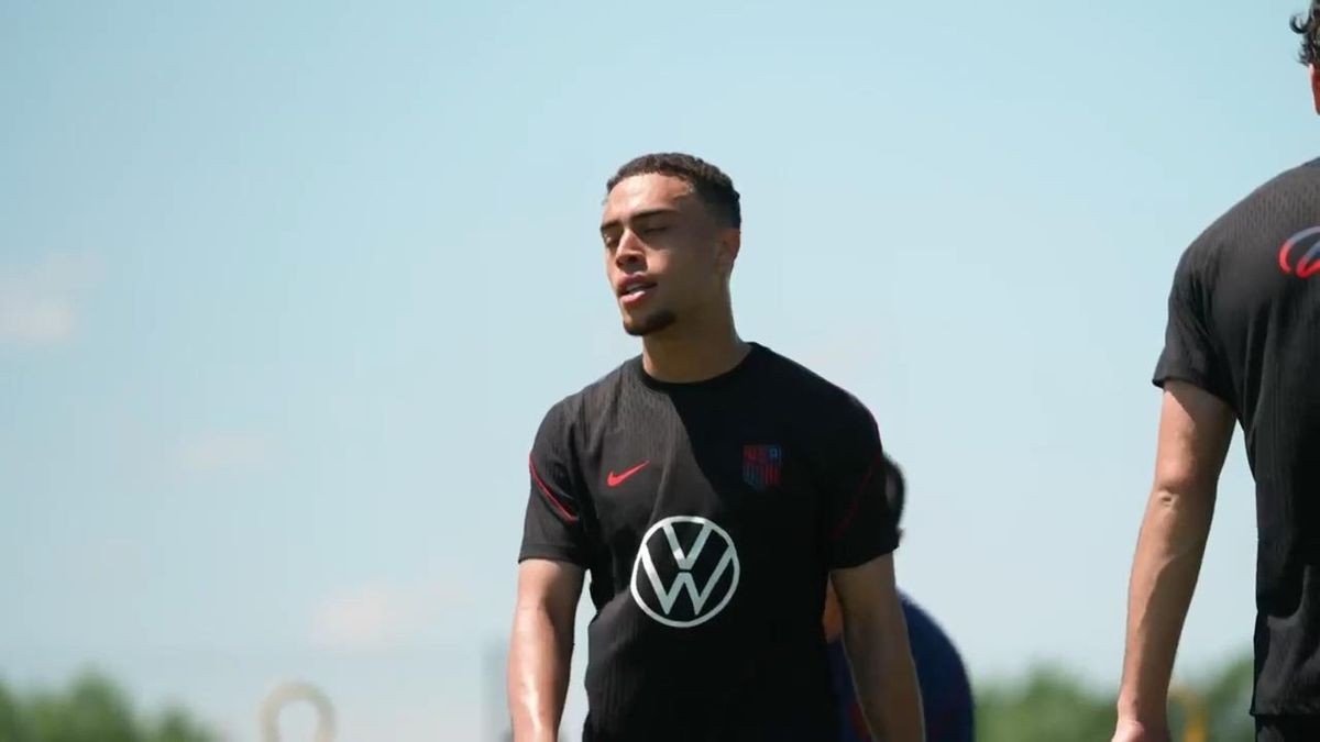 Diego Gomez vol emotie vlak voor terugkeer Paraguay op WK voetbal ...