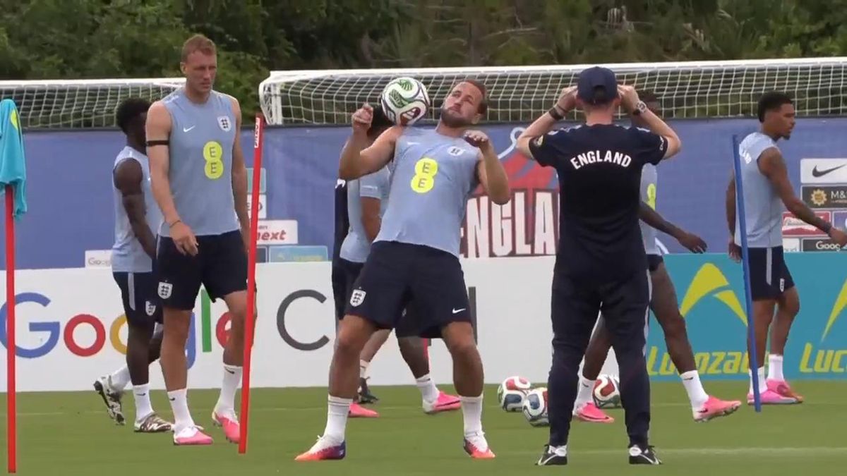 Wie is die Engeland-fan die steeds in beeld komt? - Andy Milne zette ...
