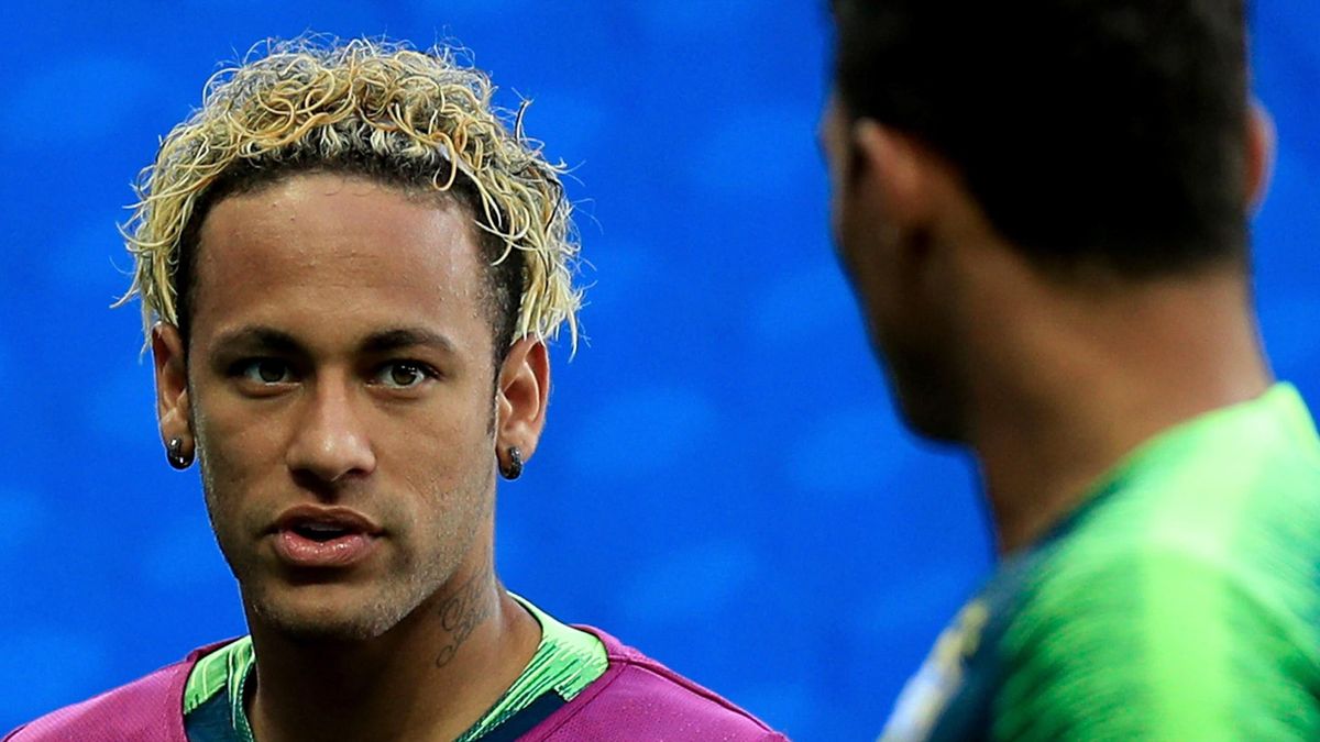 Neymar a choisi la coiffure blond spaghetti effet mouillé pour débuter ...