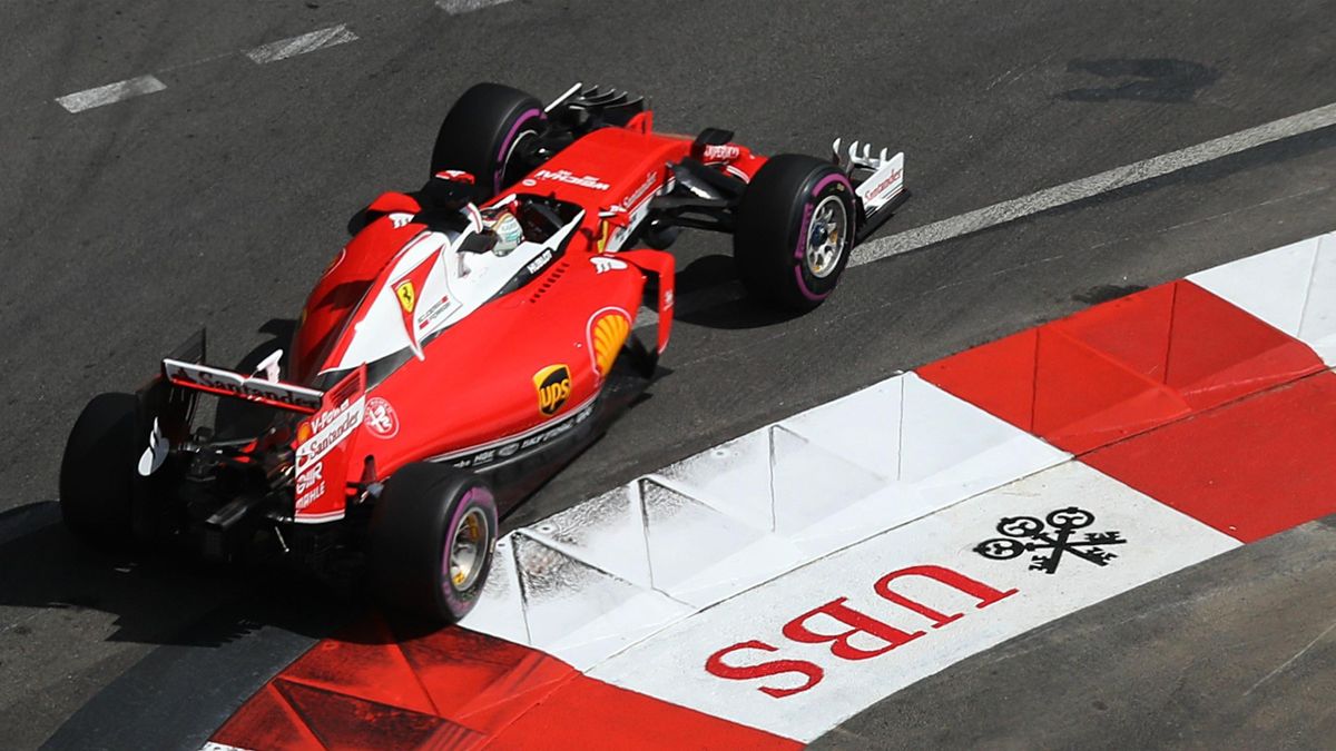 Sebastian Vettel (Ferrari) un souffle devant les Mercedes et Ricciardo ...