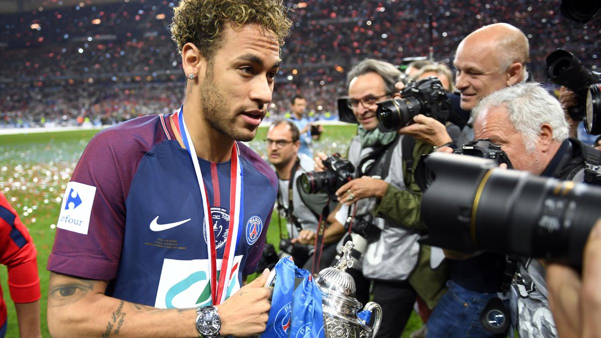 Neymar si leva dal mercato: “Resto al PSG, sarà un onore giocare con ...