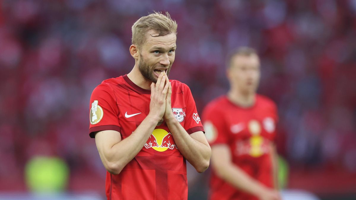 FC Bayern München - Konrad Laimer klärt Foto-Fauxpas auf: "Das Foto ist ...