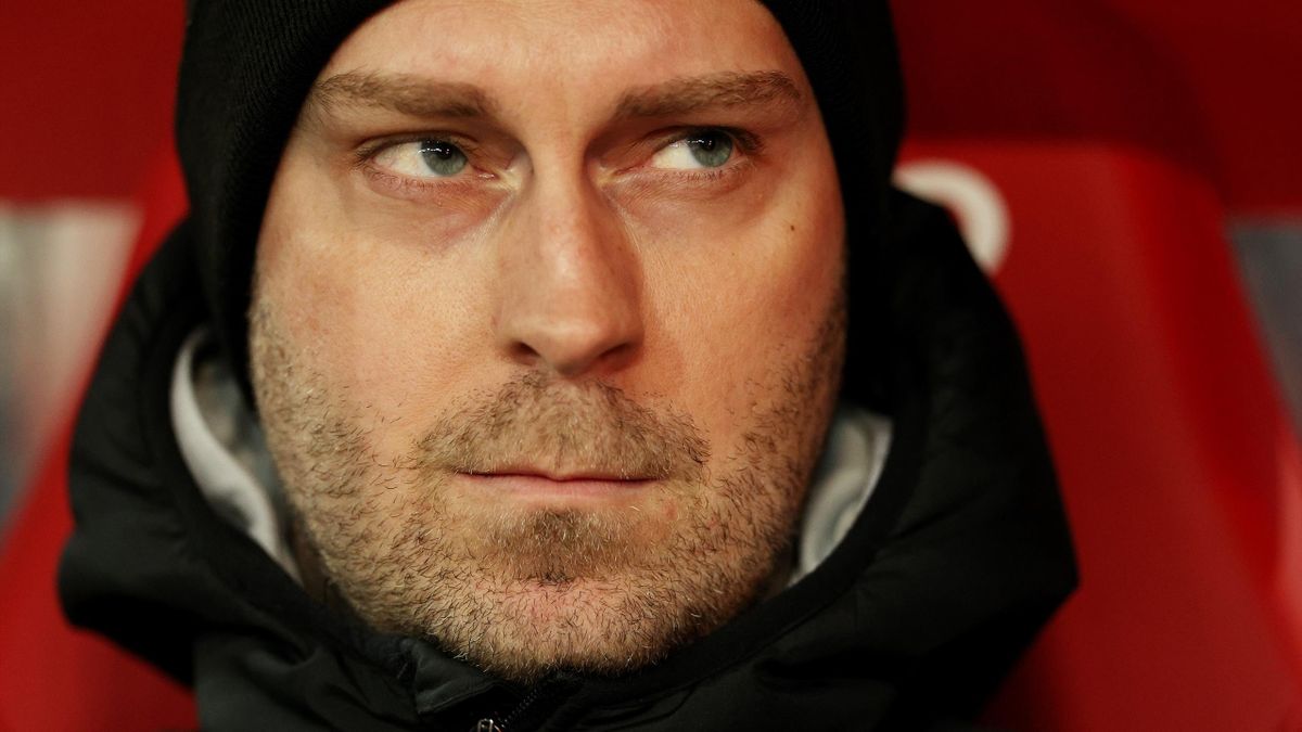 Ole Werner vom SV Werder Bremen schlägt nach dem Debakel gegen den 1 ...