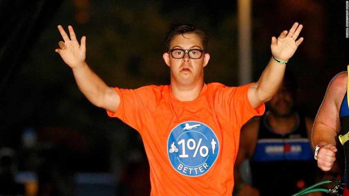 Chris Nikic, primul atlet cu sindrom Down care a încheiat o cursă ...