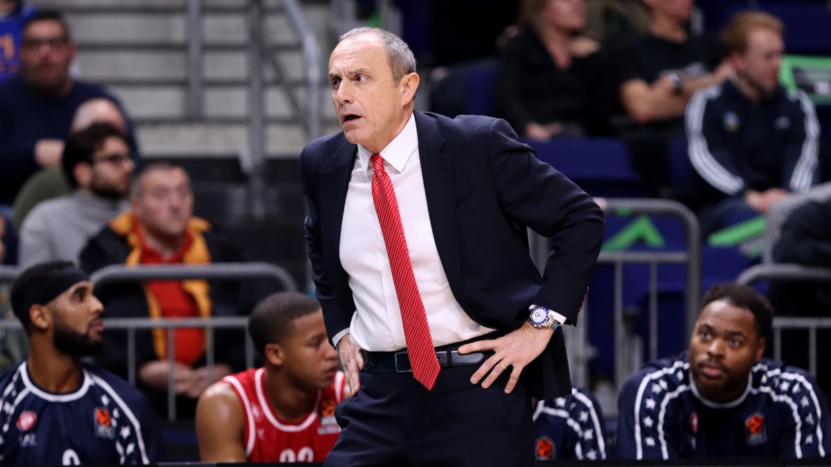 Coach Ettore Messina deluso dopo la sconfitta di Milano a Berlino ...