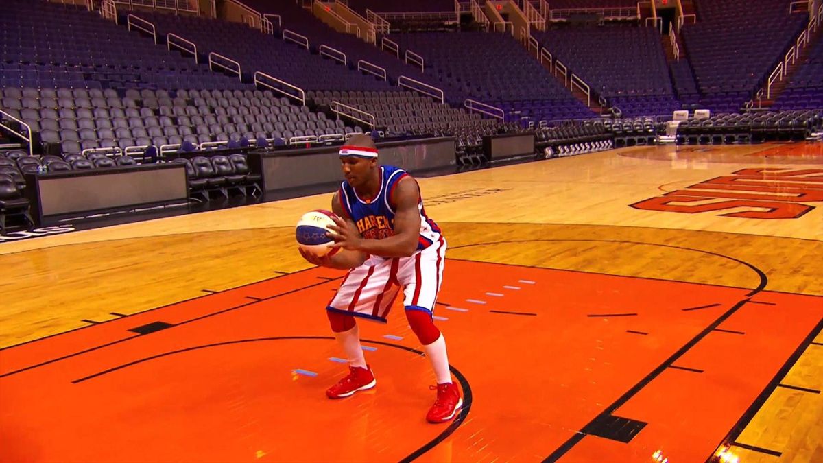 Corey "Thunder" Law ters atışla en uzaktan basket atan kişi oldu ...