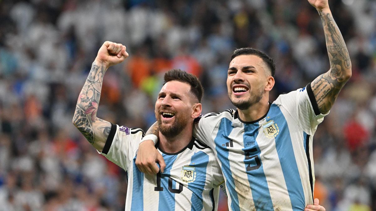 Lionel Messi are atât de multe trofee, încât a ajuns să le și dăruiască ...