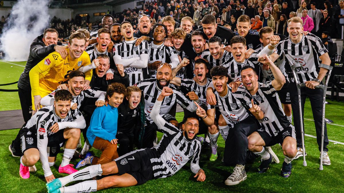 KKD | Heracles Almelo kampioen na zege op Jong Ajax - 'vreugdebiertje' drukt de pret niet ...