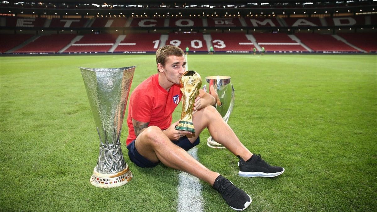 Antoine Griezmann Avec Ses Trophées La Réponse De Latletico à Son