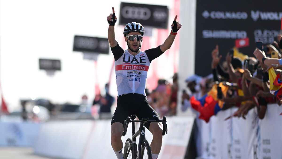 UAE Tour : Adam Yates prend la dernière étape, Remco Evenepoel remporte ...