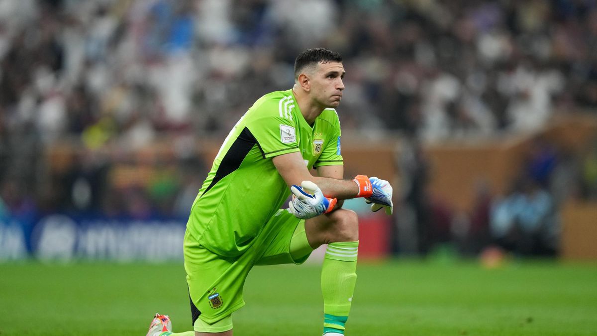 WM 2022 - Emiliano Martínez sorgt nach dem Finale in Katar für ...