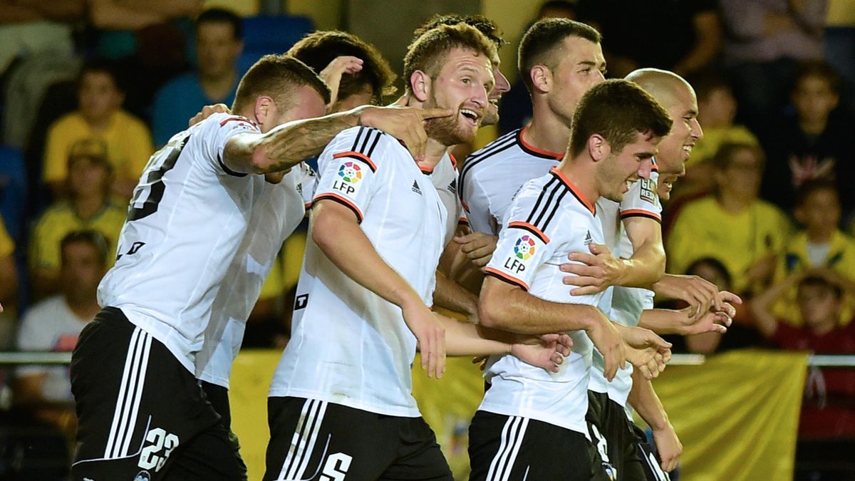 Mustafi double sees Valencia go second - Eurosport