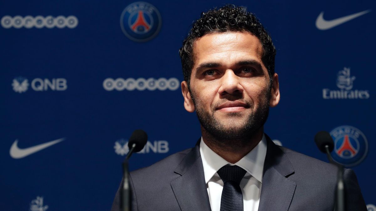 Daniel Alves s'est officiellement engagé avec le PSG - Eurosport