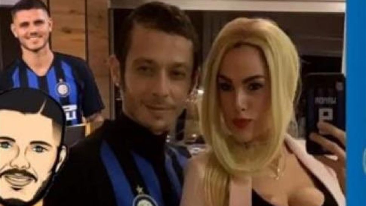 Valentino Rossi e la fidanzata Francesca ci ridono su: per carnevale si travestono da Icardi e ...