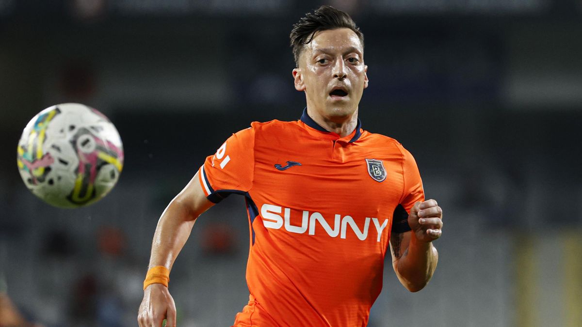Mesut Özil gibt Debüt für neuen Klub Basaksehir Istanbul: Erstes ...