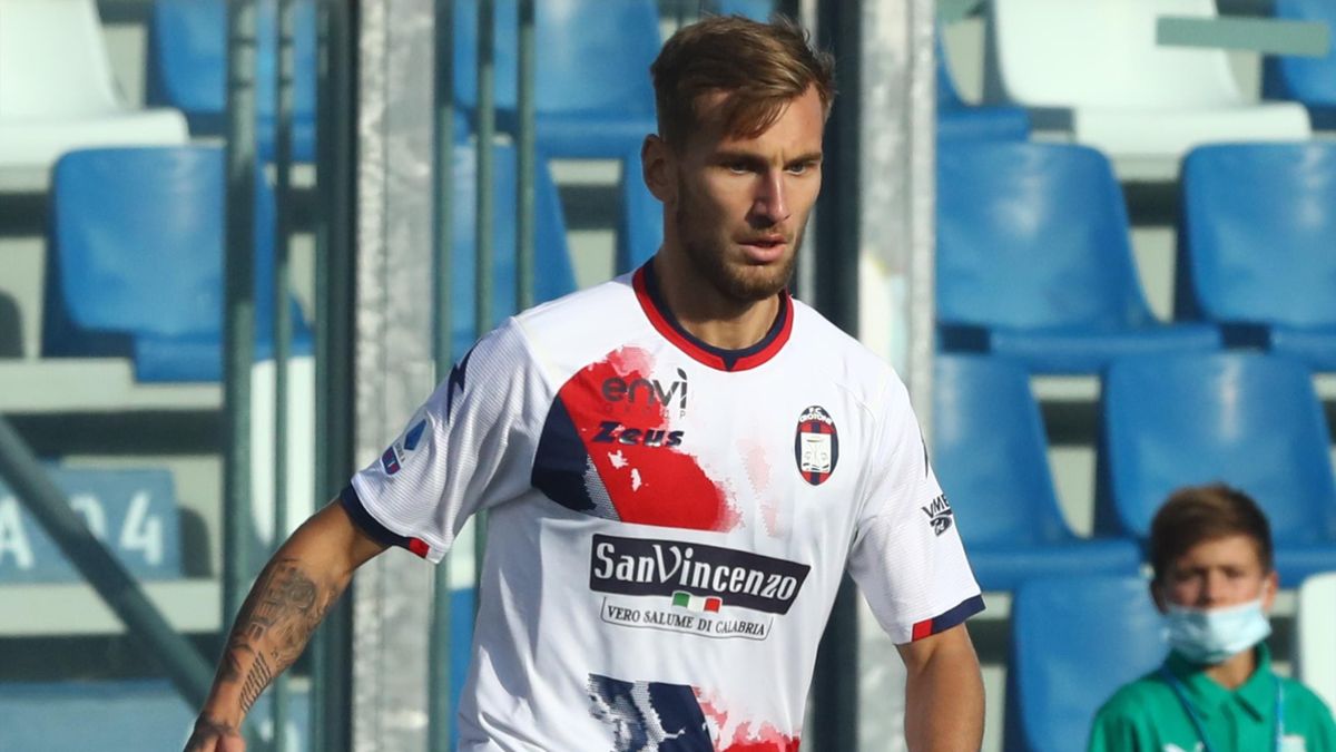 Crotone, Dragus positivo: squadra in isolamento fiduciario - Eurosport