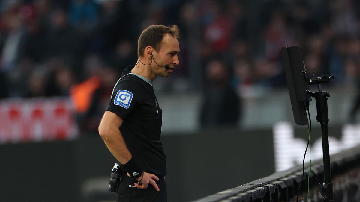Schiedsrichterchef Lutz-Michael Fröhlich räumt Probleme beim VAR ein ...