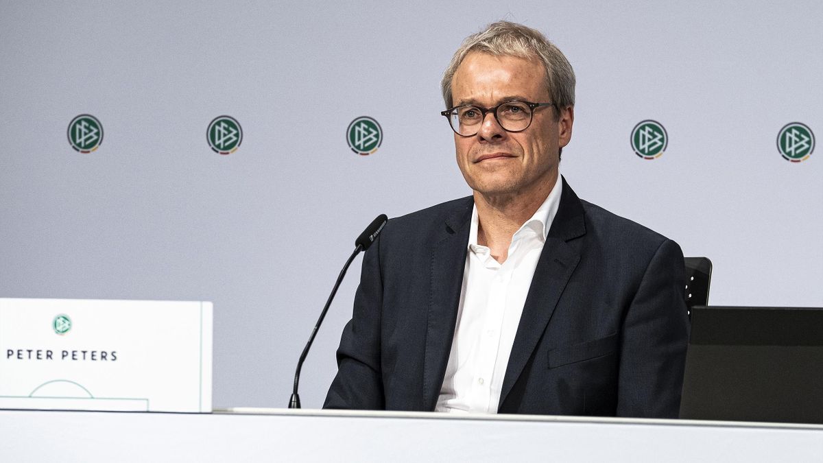 DFB-Präsident Peter Peters spricht sich gegen WM-Verzicht in Katar aus ...