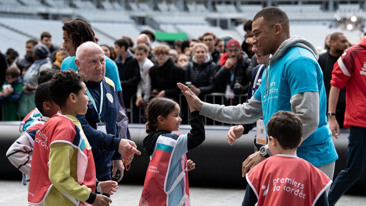 Kylian Mbappé - PSG-Star mit Wohltätigkeitsaktion für kranke und ...