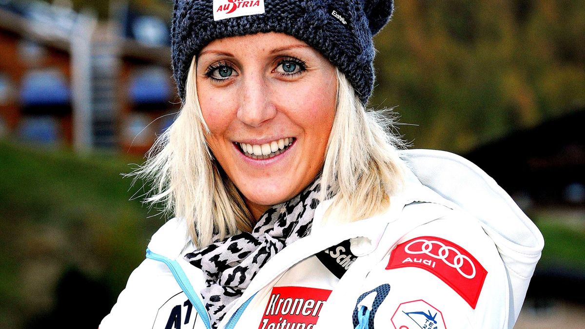 Skistar Eva-Maria Brem im heißen Lara-Croft-Outfit - Eurosport